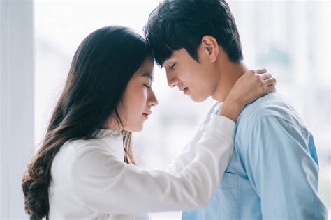 Cùng xem bộ sưu tập hình ảnh chàng trai nắm tay cô gái với những khoảnh