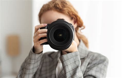 Dslr 카메라에서 사진을 찍는 여성 사진작가 가정 생활에 대한 스톡 사진 및 기타 이미지 가정 생활 가정의 방 개성