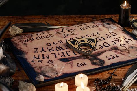 촛불과 우이자 보드 나무 테이블에 Seance 영혼의 부름의 신비로운 분위기 검은 마법 기록보관용에 대한 스톡 사진 및 기타