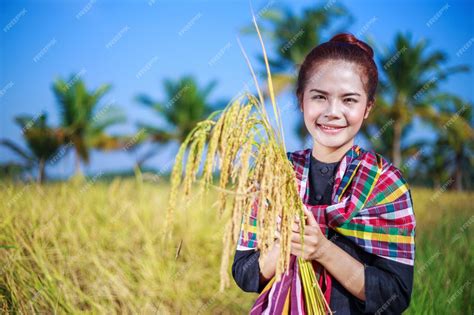 Premium Photo Portrait Of Smiling Girl Standing On Field