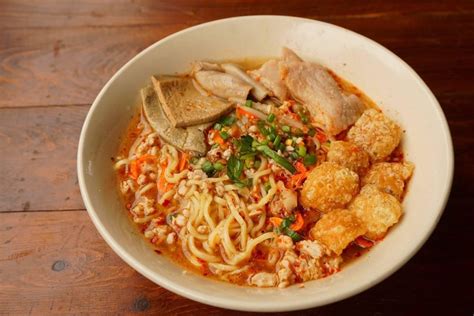 ก๋วยเตี๋ยวต้มยำกากหมู สูตรโบราณ ห้วยขวาง รัชดา[ก๋วยเตี๋ยวต้มยำกากหมู สูตรโบราณ ห้วยขวาง รัช