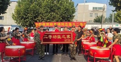 新鲜！新兵跟着送喜报腾讯新闻