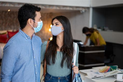 가구 가게에서 쇼핑하는 동안 얼굴 마스크를 착용한 커플 25 29세에 대한 스톡 사진 및 기타 이미지 25 29세 30