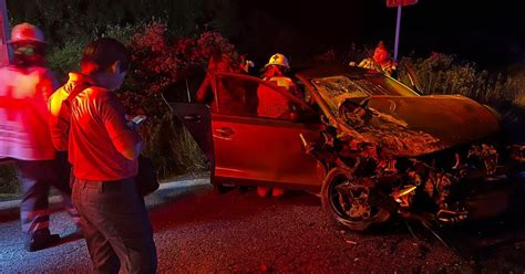Dos vehículos chocan de frente por la carretera libre Mazatlán Culiacán