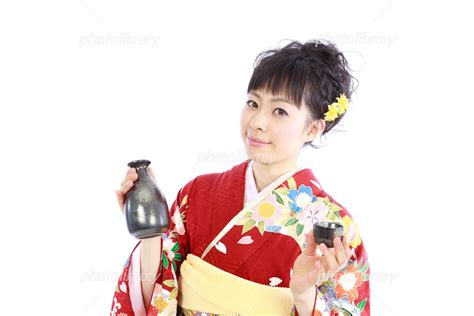 お酒を飲む着物姿の女性 写真素材 1330933 フォトライブラリー Photolibrary