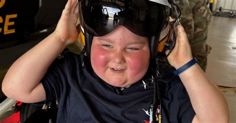 Un Niño Con Cáncer Fue Piloto Por Un Día” En Una Base De La Fuerza Aérea De Eeuu E Inspiró A