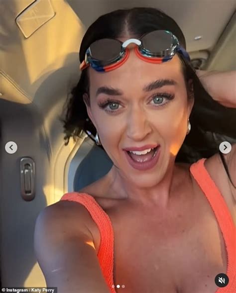 O Que Katy Fez A Seguir Perry De Biquíni Cai Primeiro No Oceano Com