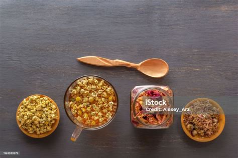 제약 카모마일 마른 국화 회색 테이블에 마른 장미 꽃잎과 사냥꾼의 항아리와 허브 차 0명에 대한 스톡 사진 및 기타 이미지 0명 건강관리와 의술 건강한 생활방식