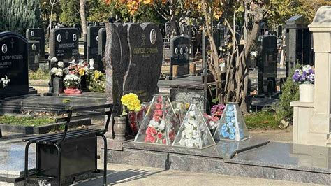 Otac Predrag Popović Otkrio Zašto Na Groblje Ne Treba Nositi Plastične Sveće I Cveće Ne Pravite