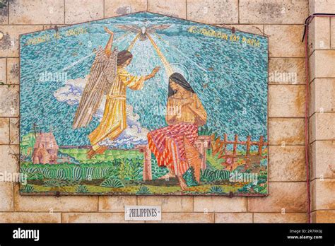 Un Mosaico Filipino Que Representa La Anunciación Con El ángel Gabriel