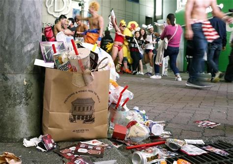 群衆、軽トラ横転させる ハロウィーンの渋谷騒然痴漢被害も、5人逮捕 読んで見フォト 産経フォト