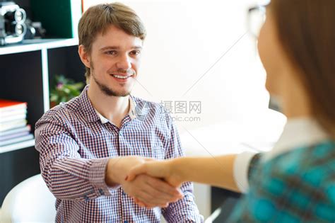 年轻商人和女商人在办公室握手高清图片下载 正版图片507294033 摄图网
