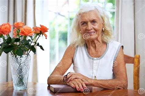 Abuelita Relajante Imagen De Archivo Imagen De Maduro 40533879