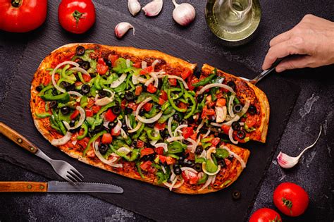 토마토 고추 올리브 양파 및 허브를 곁들인 수제 비건 피자 건강한 생활방식에 대한 스톡 사진 및 기타 이미지 건강한 생활방식 건강한 식생활 고추류 Istock