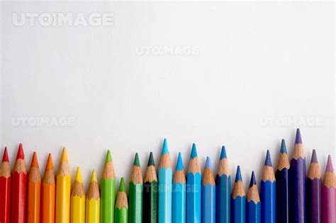 색색깔의 색연필로 만들어진 배경 Color Songe 사진 배경 미술 색연필 무지개 색 색깔 색채 그라데이션 여러가지 다양한 밝은 예술 재료