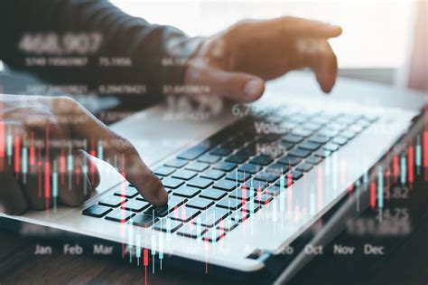 현대 사무실 기술 가격 차트 및 빨간색 및 녹색 촛대 차트 표시기에서 일하는 사업가 가격에 대한 스톡 사진 및 기타 이미지 가격 개념 거래자 Istock