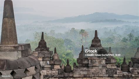 Stupa 보로부두르 족 자카르타 자바 인도네시아 근처의 고 대 불교 사원 0명에 대한 스톡 사진 및 기타 이미지 0명