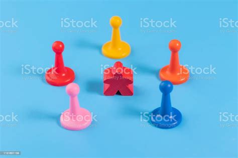 나무 빨간색 그림은 여러 가지 빛깔의 플라스틱으로 둘러싸여 있습니다 0명에 대한 스톡 사진 및 기타 이미지 0명 개념
