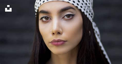Une Femme Aux Cheveux Longs Portant Un Foulard Photo Photo Portrait