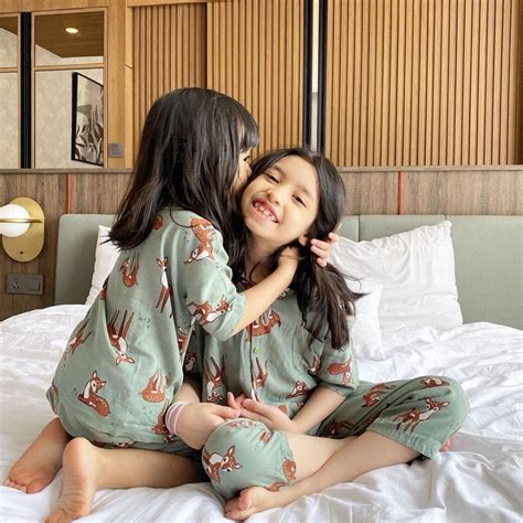 9 Potret Kompak Kedua Putri Lian Firman Punya Adik Baru