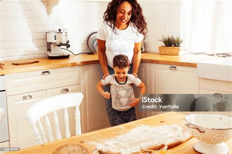 젊은 예쁜 아프리카 계 미국인 어머니 와 작은 귀여운 아들 에 부엌 아침에 준비 아침 식사 라이프 스타일 사람들 개념 2명에 대한 스톡 사진 및 기타 이미지 Istock