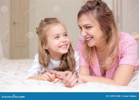 Madre E Hija Que Juegan En Una Cama Junto Foto De Archivo Imagen De Familia Hembra 133927488