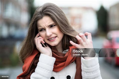 여자 전화 이야기입니다 근접 촬영 젊은 불행 좌절된 Disapointed 아름 다운 여자 여자 여자 모바일 핸드폰에 고립 된 도시 풍경 야외 배경 부정적인 얼굴 식 인간의