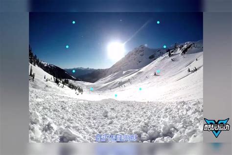 单板滑雪小伙突遇雪崩，趴着被冲下山，想抓啥都抓不住！