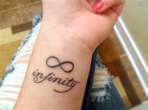 Ideas de tatuajes con símbolo infinito para mujeres