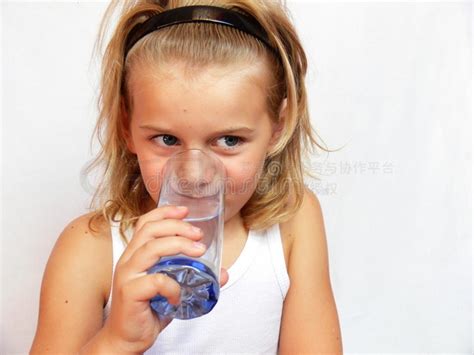 白种人高清图片 儿童饮用水 儿童饮用水图片免费下载 5165366299 千图网pro