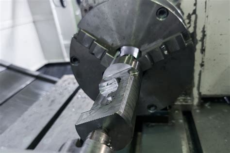 거친 엔드 밀링 작동 후 Cnc 밀링 기계의 4축으로 고정된 원통형 공작 0명에 대한 스톡 사진 및 기타 이미지 0명