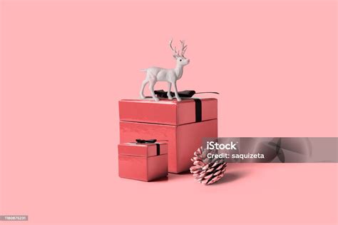 분홍색 배경에 흰색 순록이있는 크리스마스 선물 상자 최소한의 구성 0명에 대한 스톡 사진 및 기타 이미지 0명 개념 개체 그룹 Istock