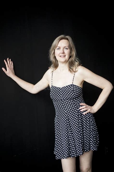 Blondine Mit Schönen Blauen Augen Auf Schwarzem Hintergrund Stockbild