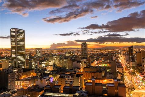Noite em Bogotá Colômbia imagem de stock editorial Imagem de bonito 77149289
