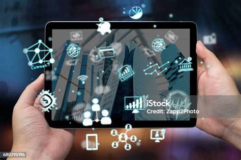 Fintech 개념 금융 및 기술 개념입니다 남자 손 들고 태블릿 화면 및 추상적인 배경에 아이콘으로 경제에 대한 스톡 사진 및