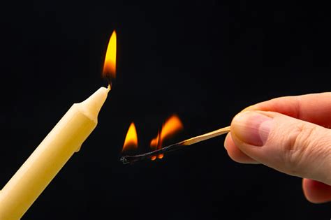 Menyalakan Lilin Dengan Korek Api Kayu Dengan Latar Belakang Gelap Api
