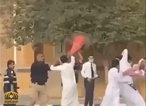 بالعقال وأقمعة المرور شاهد مشاجرة عنيفة بين مراهقين وحراس أمن مجمع