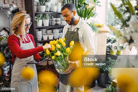 플로리스트는 현대 꽃집에서 함께 노란 튤립을 배열합니다 30 34세에 대한 스톡 사진 및 기타 이미지 30 34세 35 39세 고객 참여 Istock