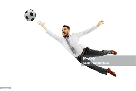 흰색 배경에 고립 된 축구를 재생 하는 젊은 사업가의 전체 길이 샷 경기 스포츠에 대한 스톡 사진 및 기타 이미지 경기 스포츠 경영자 경쟁 Istock
