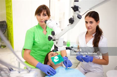 치과 의사는 치아 운하를 치료하는 현미경을 살펴봅니다 3 명에 대한 스톡 사진 및 기타 이미지 3 명 건강 진단 건강관리와 의술 Istock