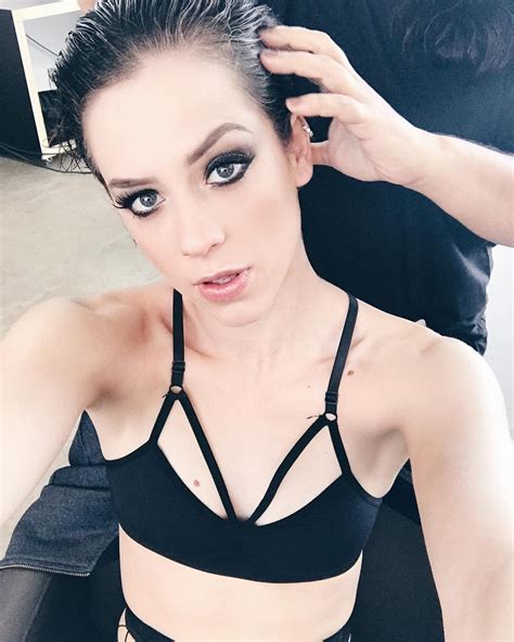 Sophia Abrahão usa strappy bra em ensaio multimídia Celebridades Vogue
