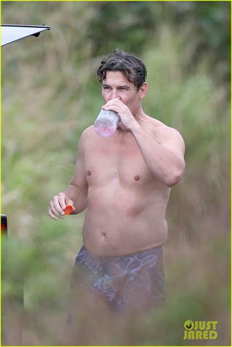 Josh Brolin Smooches Girlfriend Kathryn Babed In Front Of Her Family In Hawaii Photo