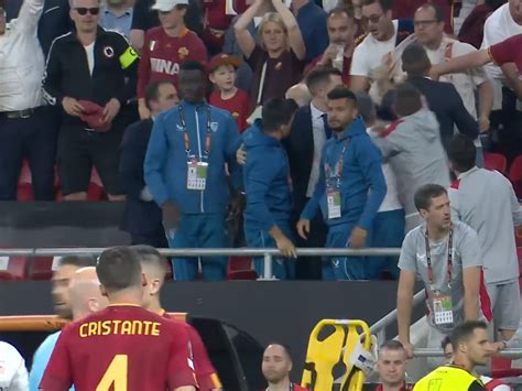 Tecatito Corona Es Agredido Por Los Aficionados De La Roma En La Europa