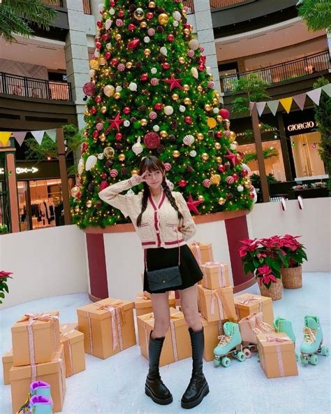 【ev女孩】巨乳甜心「安希」聖誕樹前留念，迷你短裙轉過去「白嫩蜜桃」彈出！ Ev撲克官網