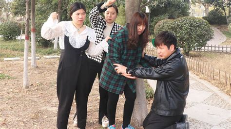董事长回村结婚，没想碰到未婚妻打乞丐，结果让人意想不到【小白导演】 Youtube