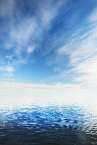 화창한 여름 날에 발트 해의 맑은 푸른 물 서러스 구름이 있는 극적인 하늘 물에 대칭 반사 목가적인 바다 풍경 여름 방학 레크리에이션 테마 독일 0명에 대한 스톡 사진 및