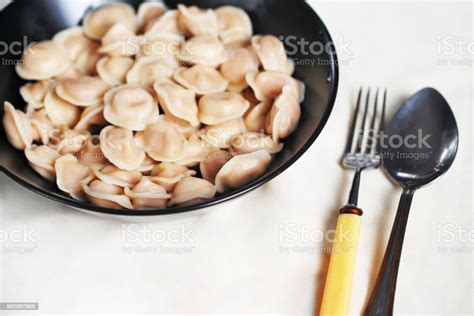 하얀 식탁보에 그릇에만 두의 전통적인 요리 사 우 어 크림 포크와 숟가락을 함께 제공 됩니다 0명에 대한 스톡 사진 및 기타