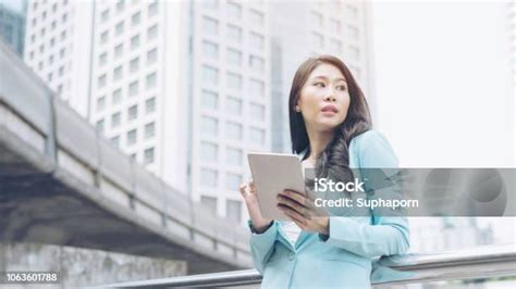 아름 다운 귀여운 여자 비즈니스 여자 옷 들고 스마트폰 도시 도시 배경 Voip에 대한 스톡 사진 및 기타 이미지 Voip