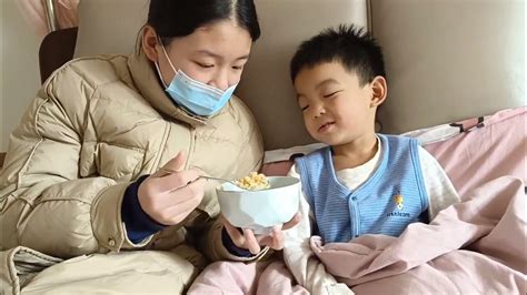弟弟仗着生病让姐姐喂饭，姐姐许诺以后不打他，网友 好了接着揍 Youtube