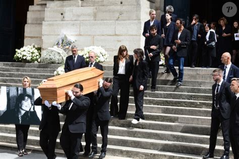 Vidéo Obsèques De Jane Birkin Une Banderole Particulière Attire L